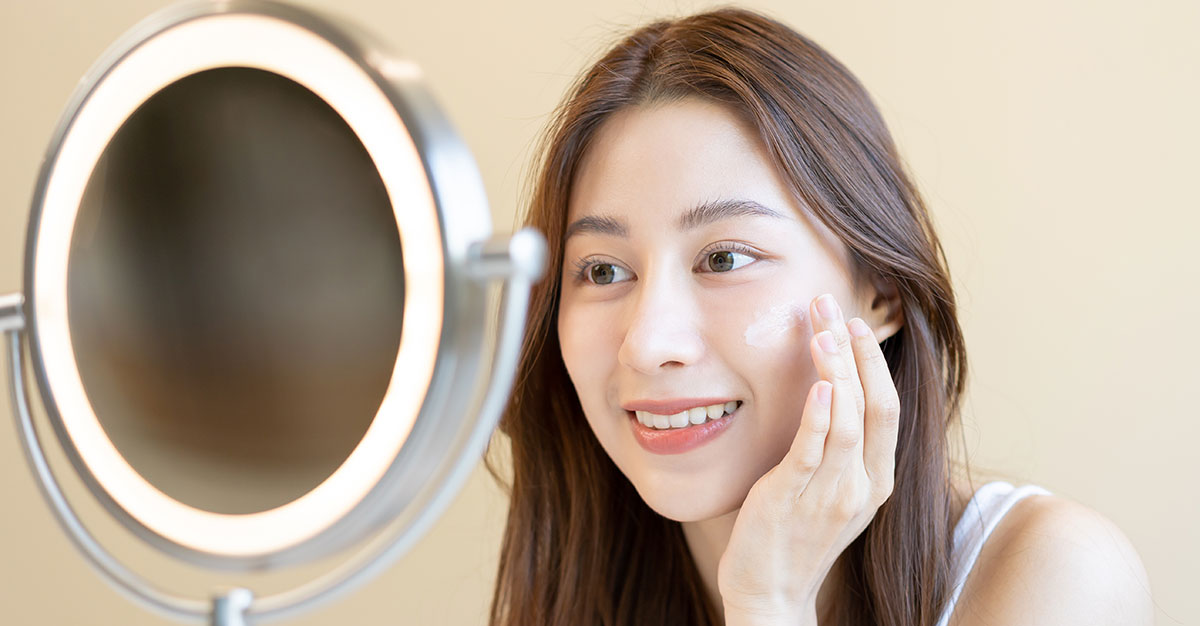 【化粧下地の塗り方を伝授】メイク崩れゼロを目指せる！効果的な塗り方や化粧下地の選び方などを徹底解説 | ONEcosme