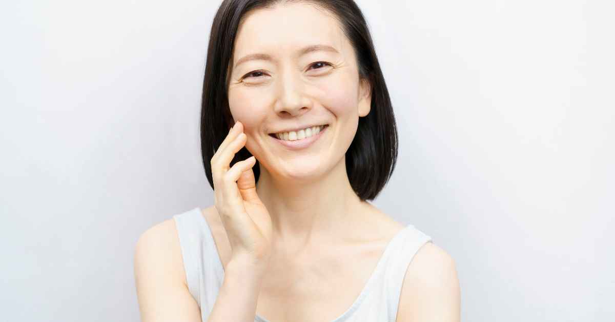 【50代のメイクはツヤ重視で自然に若見え！】肌悩みを光でカバーして生き生きとしたヘルシーな美肌に | ONEcosme