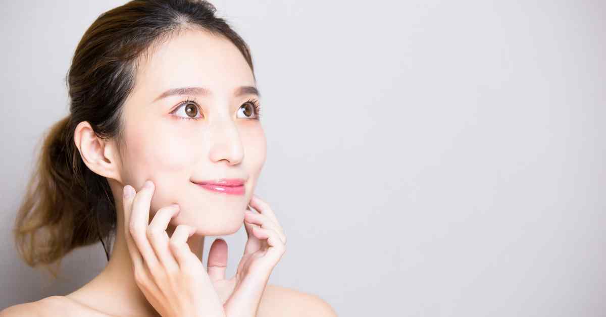 【顎ニキビを解決】悩みの顎ニキビを治して憧れのつるつる素肌になろう！原因や対策を徹底解説 | ONEcosme