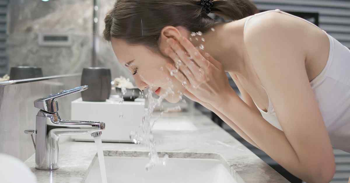 ニキビと吹き出物の違いとは？原因と最適なケア方法を徹底解説！ | ONEcosme