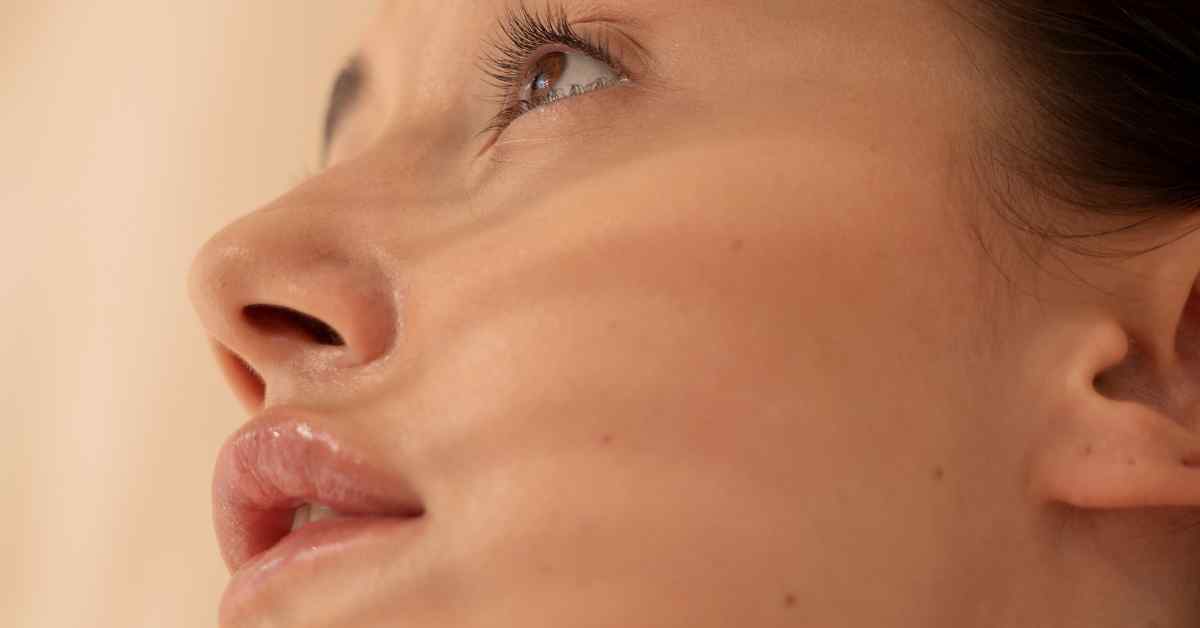 【角栓がやばい】角栓を放置すると危険？NGケアや効果的な対策、毛穴汚れを落とす洗顔方法などを解説 | ONEcosme