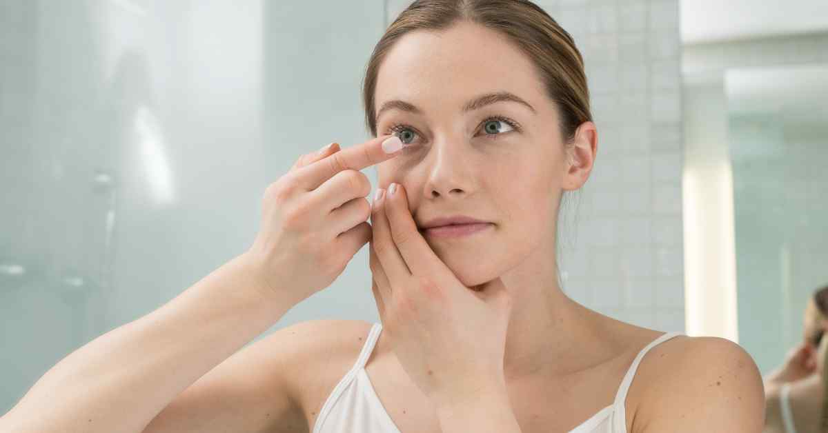 【まぶたのたるみ取り】自力でできる効果的なケア6選ややりがちNG習慣を知って若々しい目もとに | ONEcosme