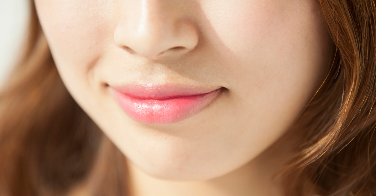 【唇荒れの原因と治す方法5選】NG行動やおすすめリップマスクでぷるツヤ唇に | ONEcosme